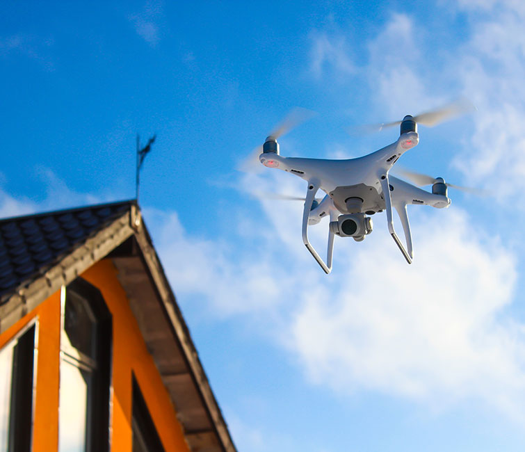 ¿Puede un dron sobrevolar mi casa? Normativa - KronosHomes